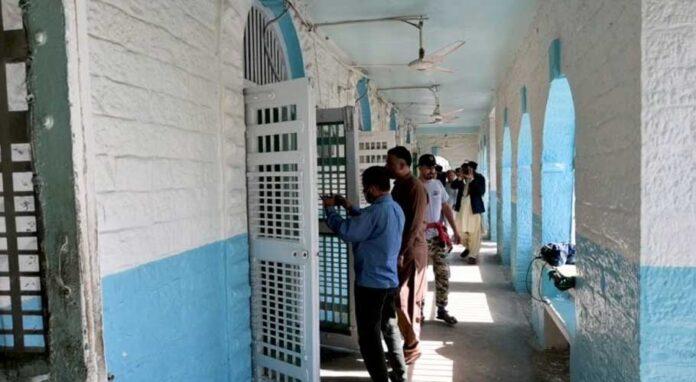 Pakistani jail where prisoners make money by learning art, computer ...