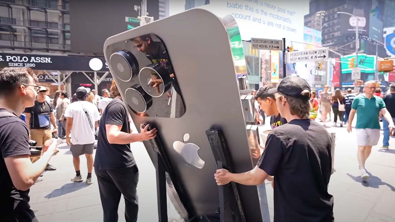 YouTuber makes world’s largest 8-foot fully functional iPhone | Mega News