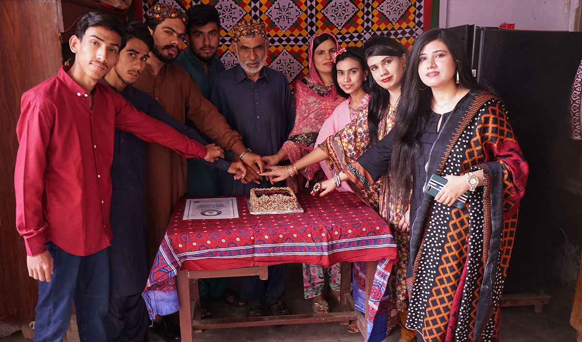 A Pakistani Family’s Guinness World Record: 9 Members Born on August 1 ...